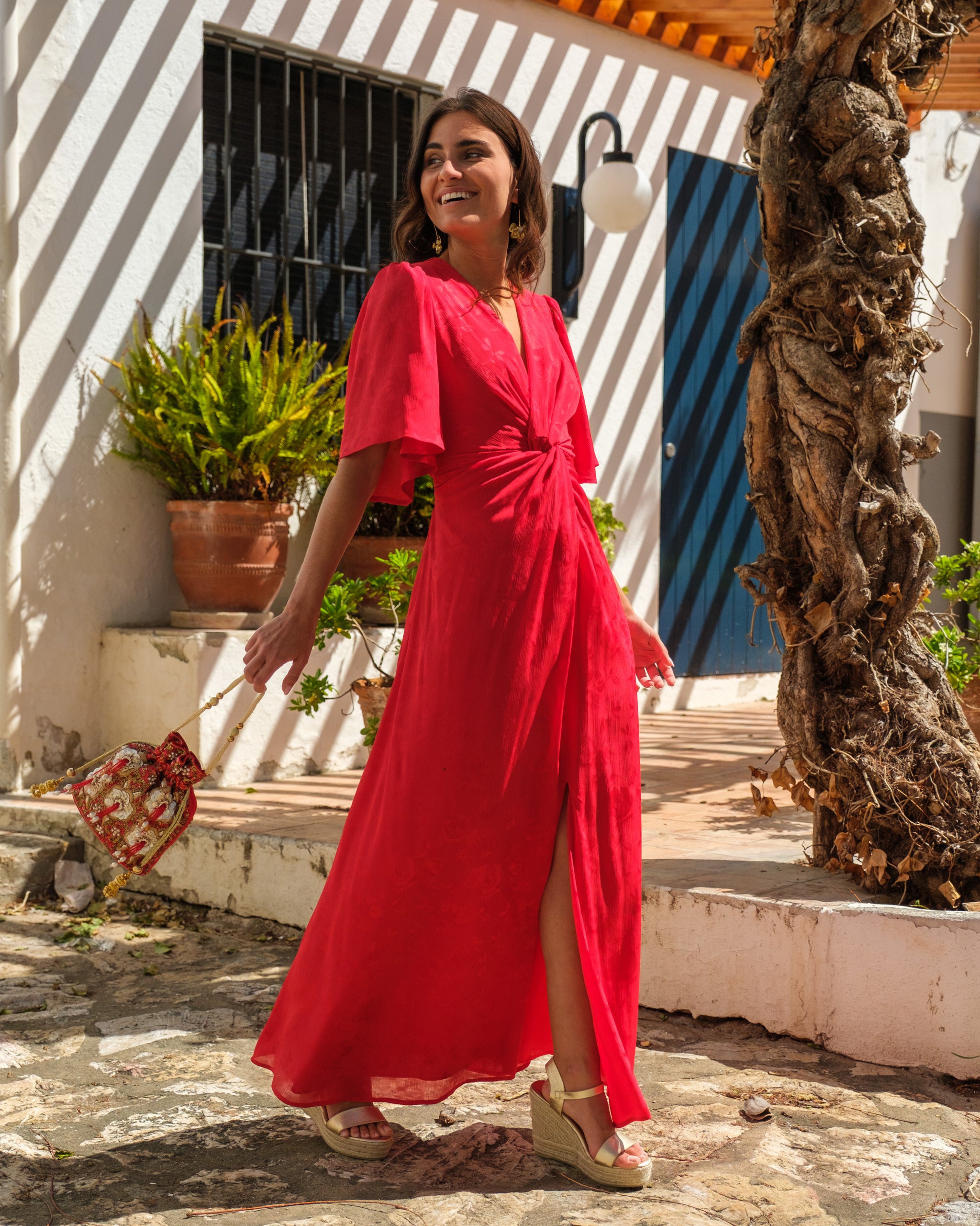 Vestido largo rojo con escote en v. El vestidor de Candela.
